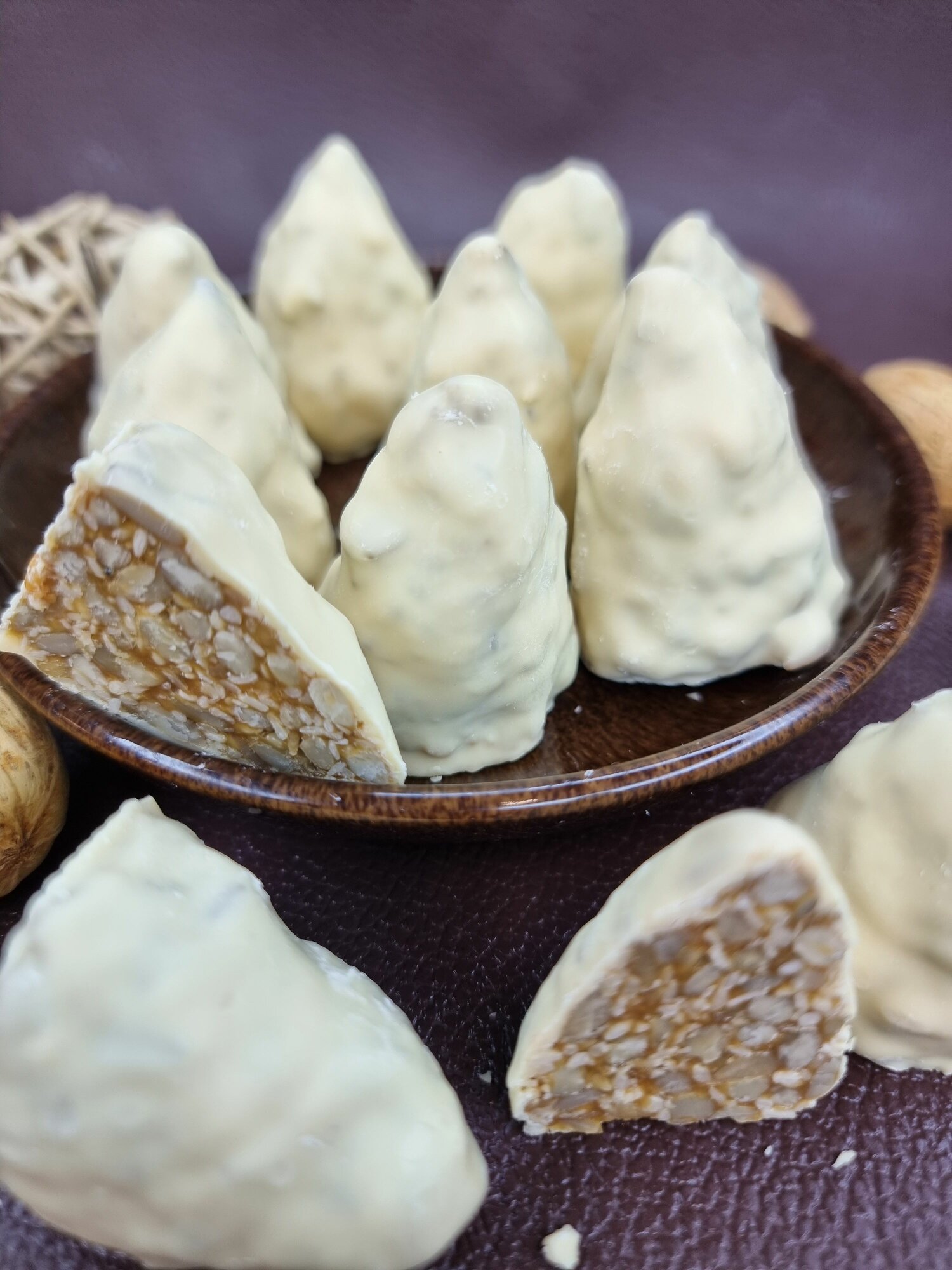 Семена подсолнечника с кунжутом в белой карамели