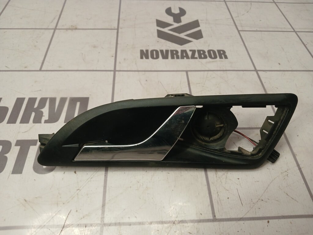 Ручка двери задней внутренняя левая Skoda Yeti 2009-2018
