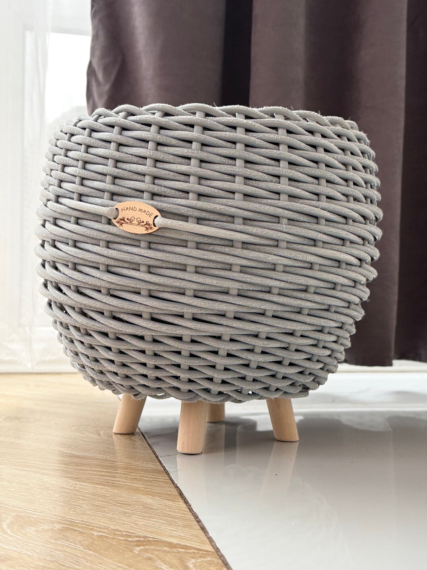 Кашпо на ножках