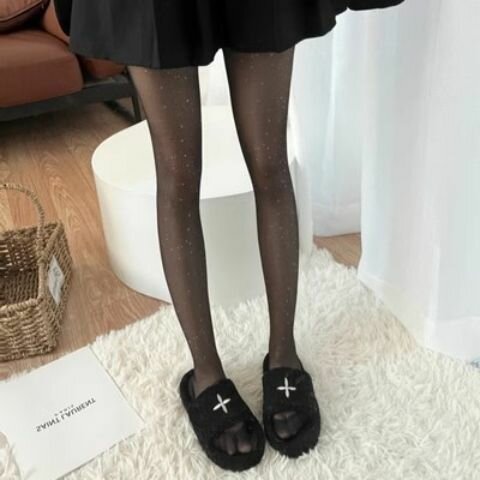 Вау, белый шелк с пайетками в сочетании с ботинками выглядит потрясающе! Осенне-зимний абрикосовый цвет создает атмосферу с белыми утягивающими чулками цвета кожи!