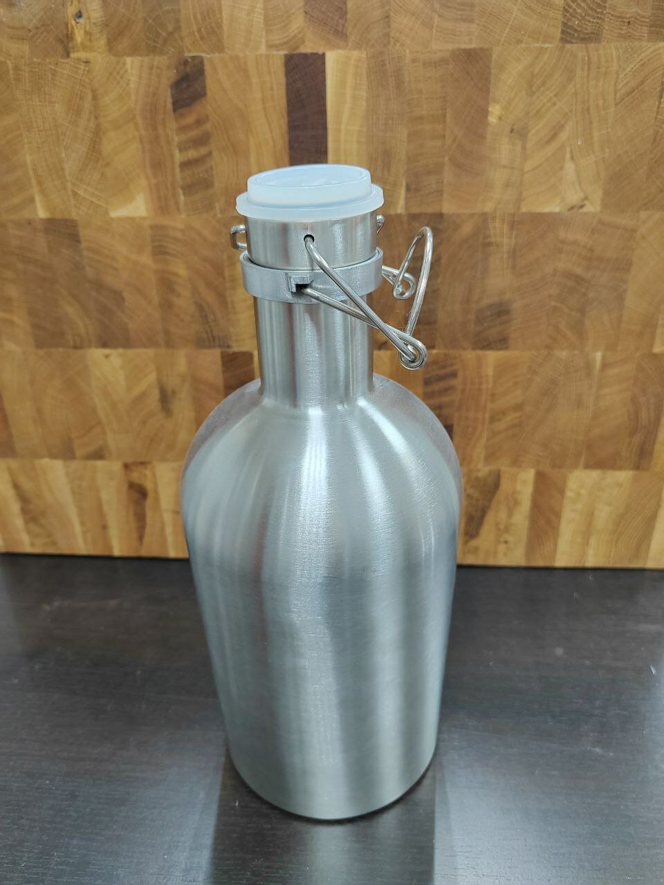 Гроулер из пищевой нержавеющей стали, объем 2 литра, 1 штука.