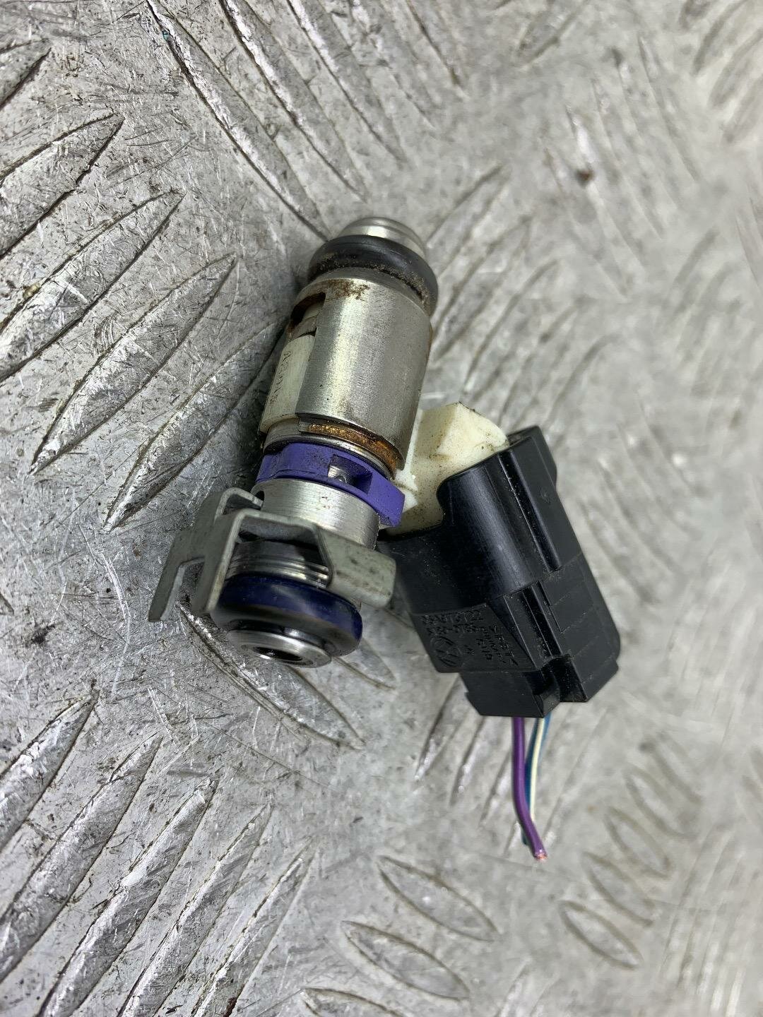 Форсунка топливная Volkswagen Polo 5 2011 036031AH