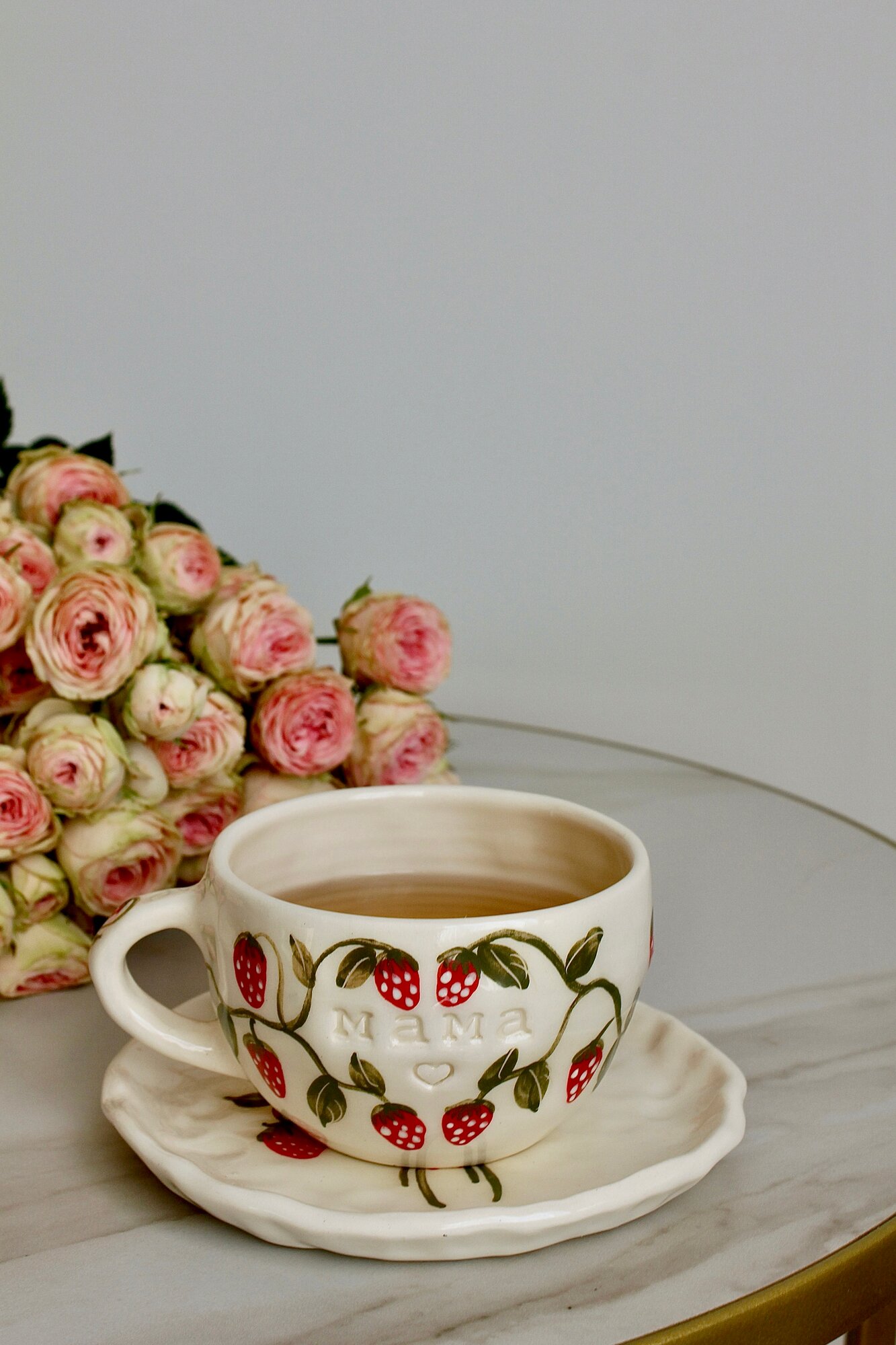 Керамическая чайная пара ручной работы с надписью мама , с клубникой от бренда TatKo