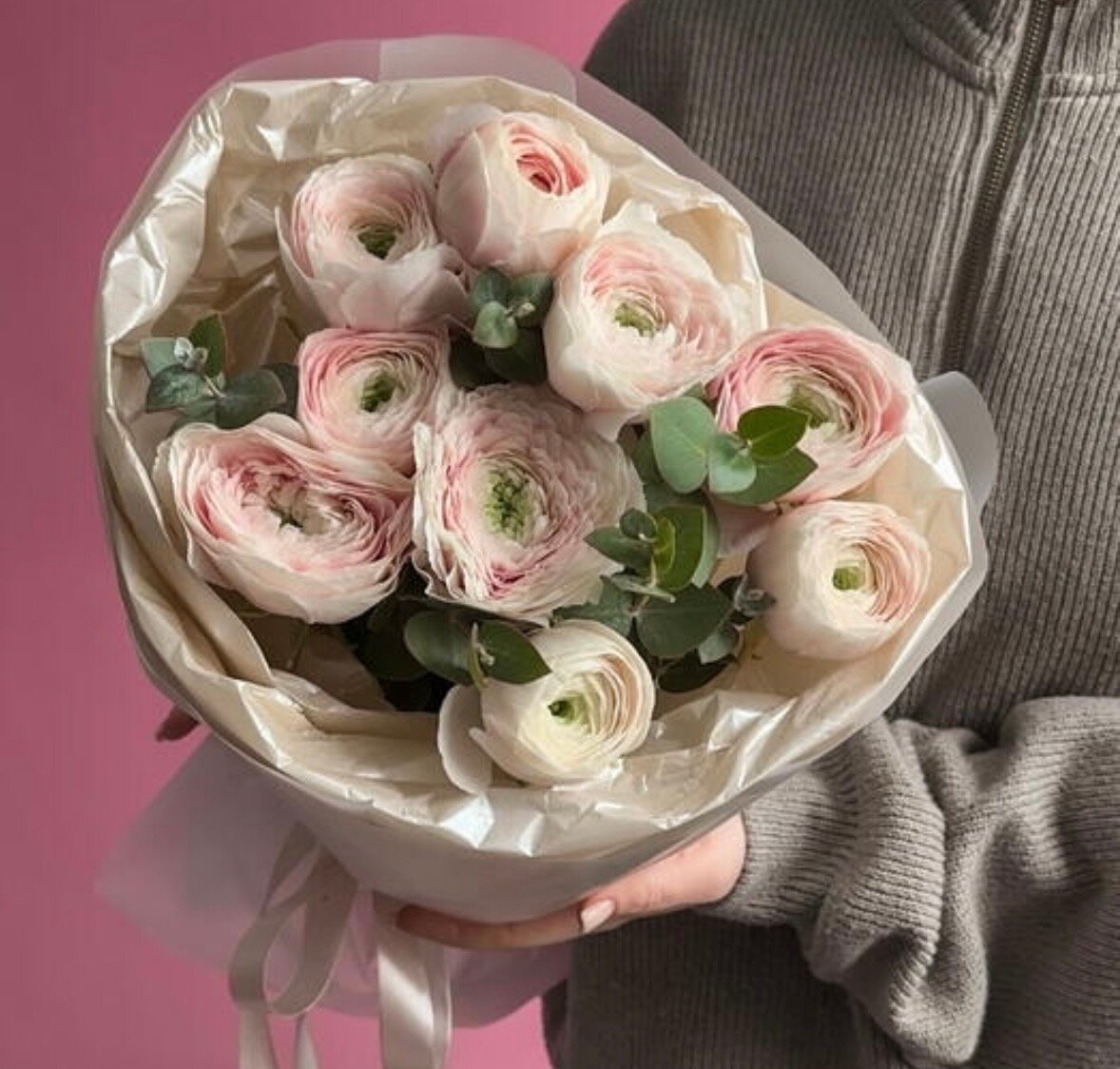 Букет бежевые ранункулюсы (9 штук) с добавлением ароматного эвкалипта