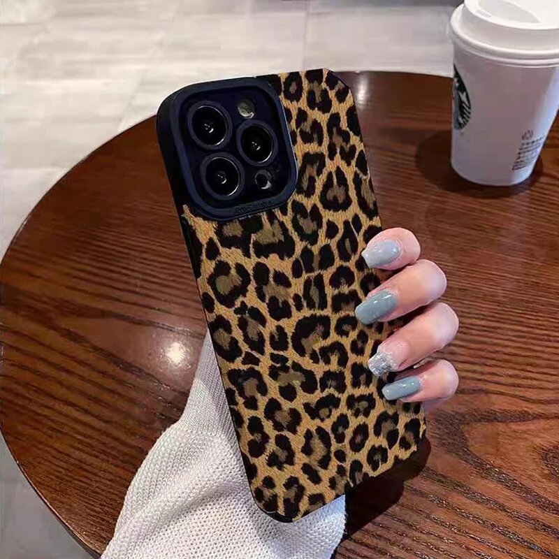 Леопардовый чехол для iPhone 15