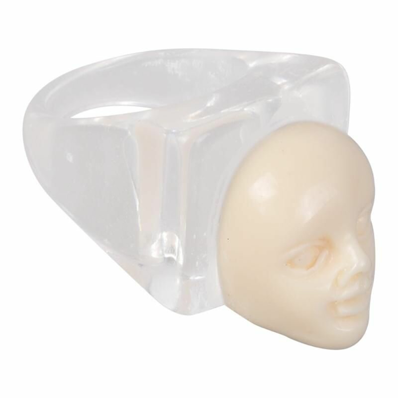 Черно-белая гримаса персонажа, трехмерное кольцо с деревом, со смайликом на указательном пальце, кольцо-белый