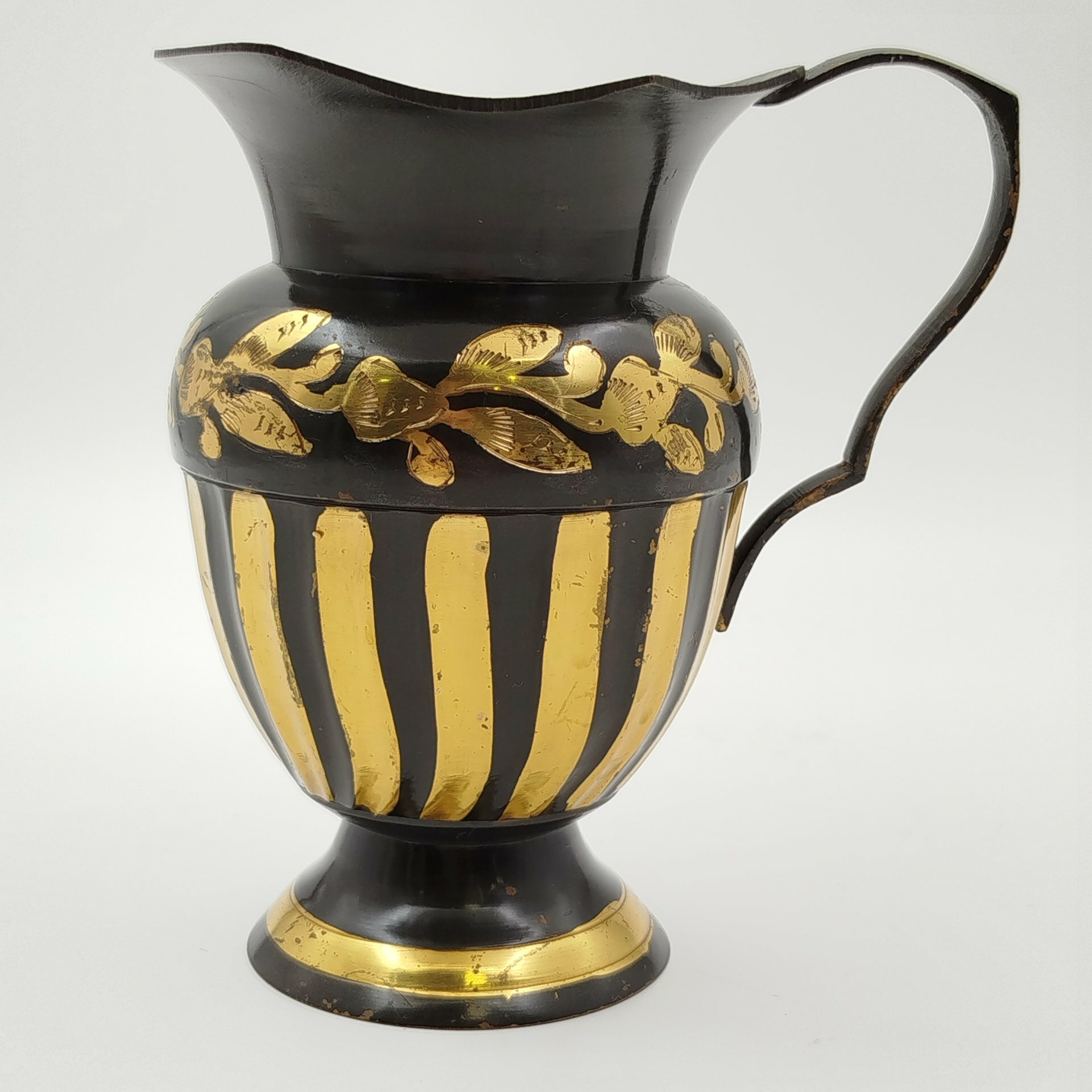 Кувшин в восточном стиле с золотистым декором, латунь, резьба, золочение, Индия