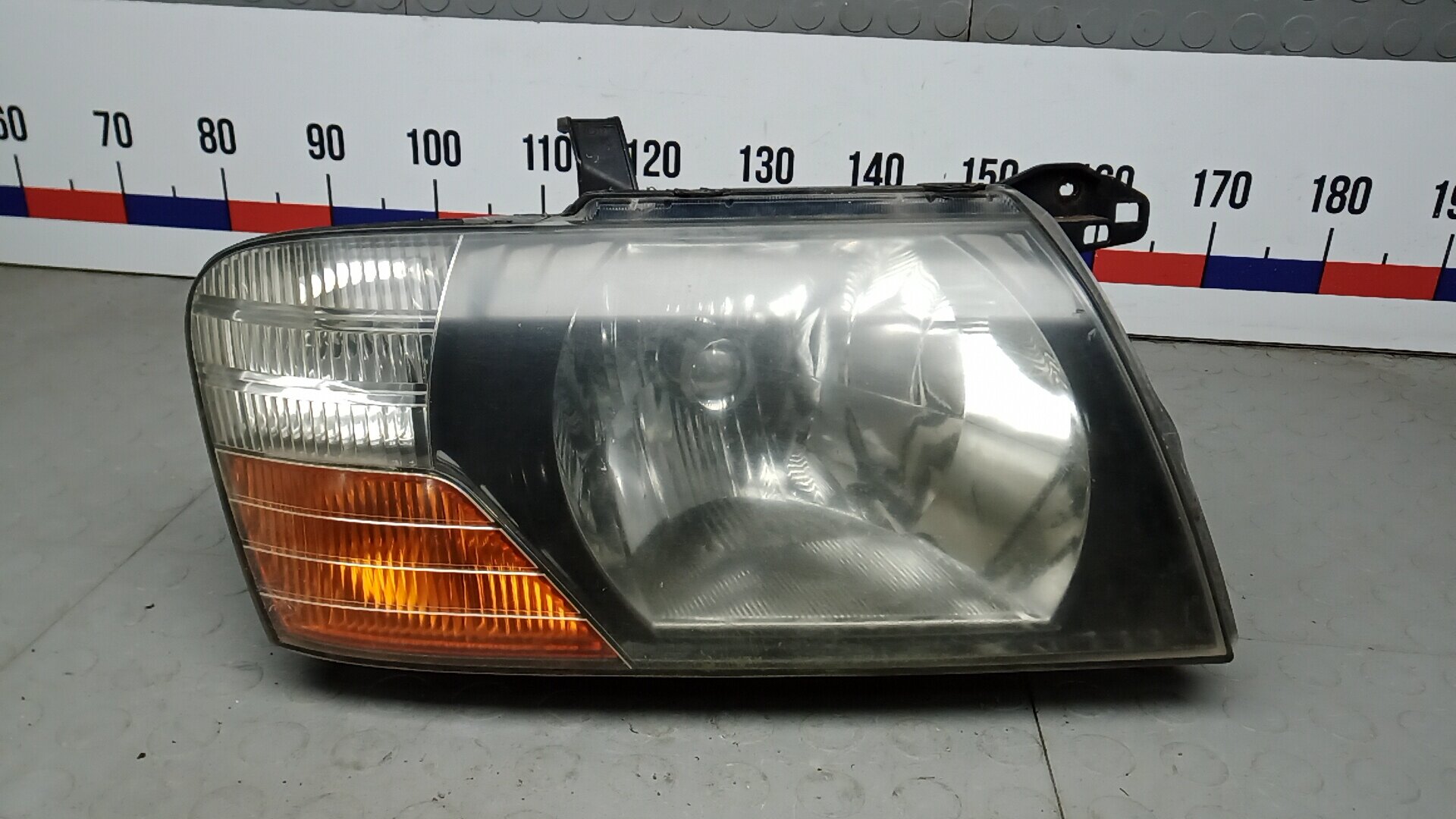 Фара правая MITSUBISHI PAJERO 3