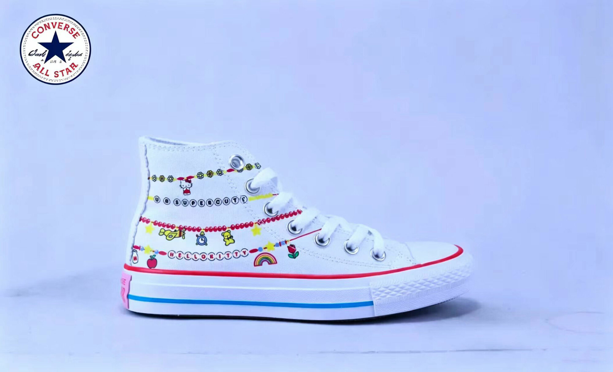 Кроссовки из белого холста, созданные в сотрудничестве с Hello Kitty и друзьями. Подходит как для мужчин, так и для женщин. высокий