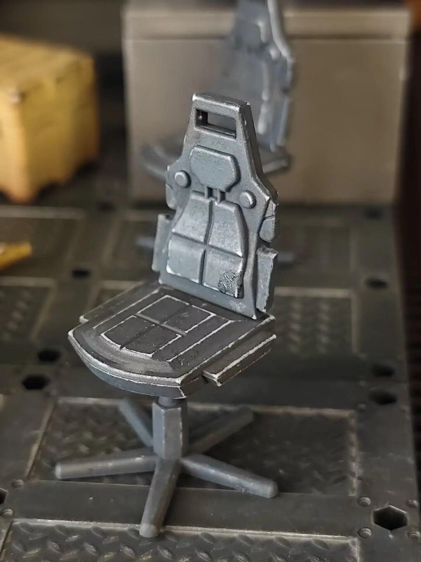Металлическое кресло TPAF 1:18 1 chair