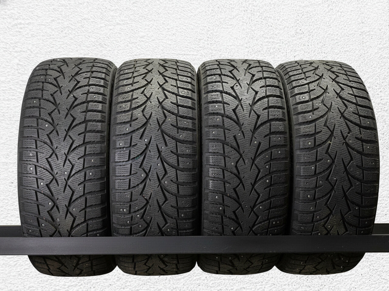 Комплект (4 шт) зимних БУ шин шипованные Toyo Observe G3-Ice 225/45 R17 30% износ TSB050743