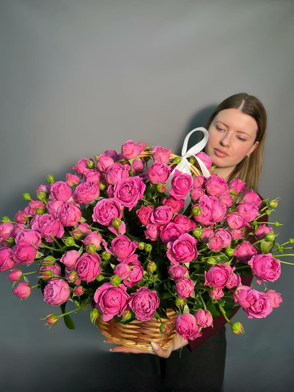 Корзина с пионовидными кустовыми розами. 25 кустовых пионовидных роз сорта misty bubbles в корзине от цветочного салона Тюльпан Маркет