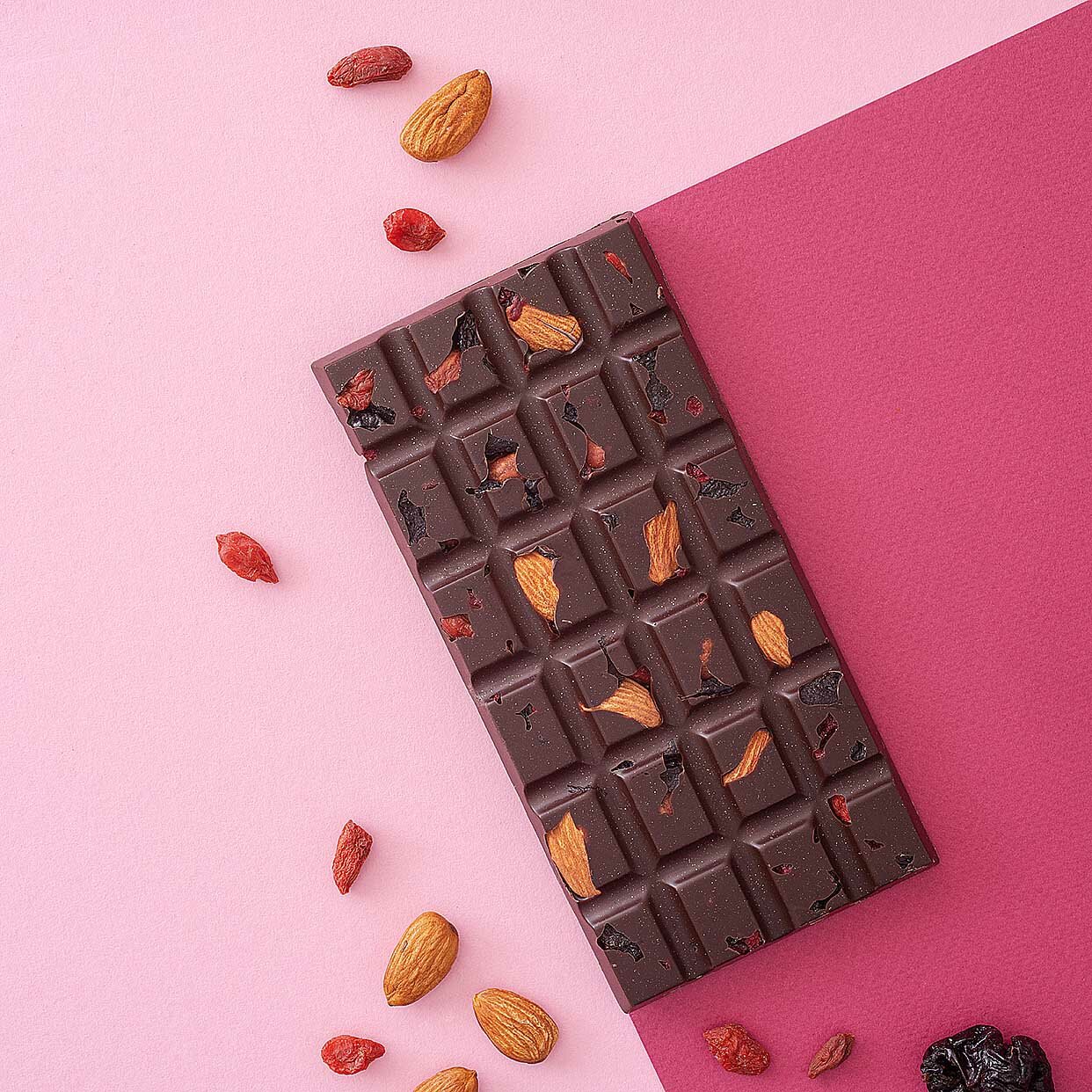 Плитка шоколада FrenhKiss, горький, Горький шоколад с фундуком, миндалем, ягодами годжи, вишней