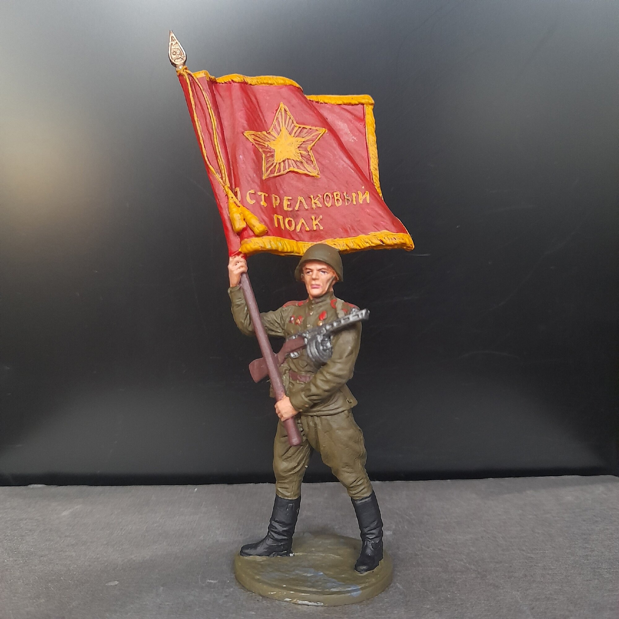 Оловянный солдатик "Старшина Красной Армии с полковым знаменем. 1943-45 гг. СССР"
