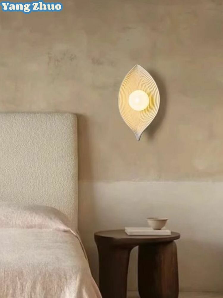 Настенный светильник в форме листа