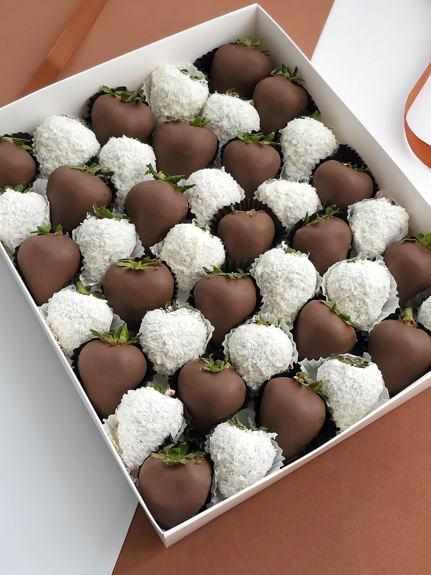 Клубника в шоколаде ( 40-50 ягод) "Инь-Янь" подарок подруге, маме, жене на День рождения, Сладкий подарочный набор