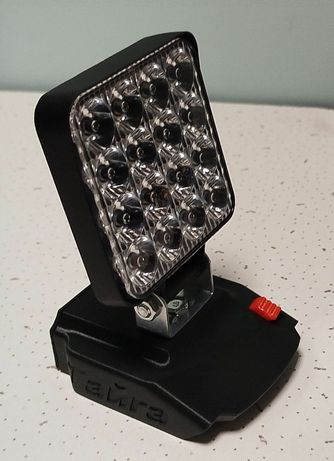 Фонарь-прожектор