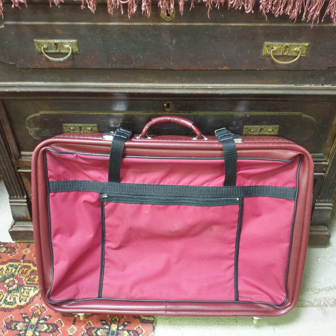 Чемодан на колесиках 65х45 см (не открывается), кожзам, ткань. Винтаж.