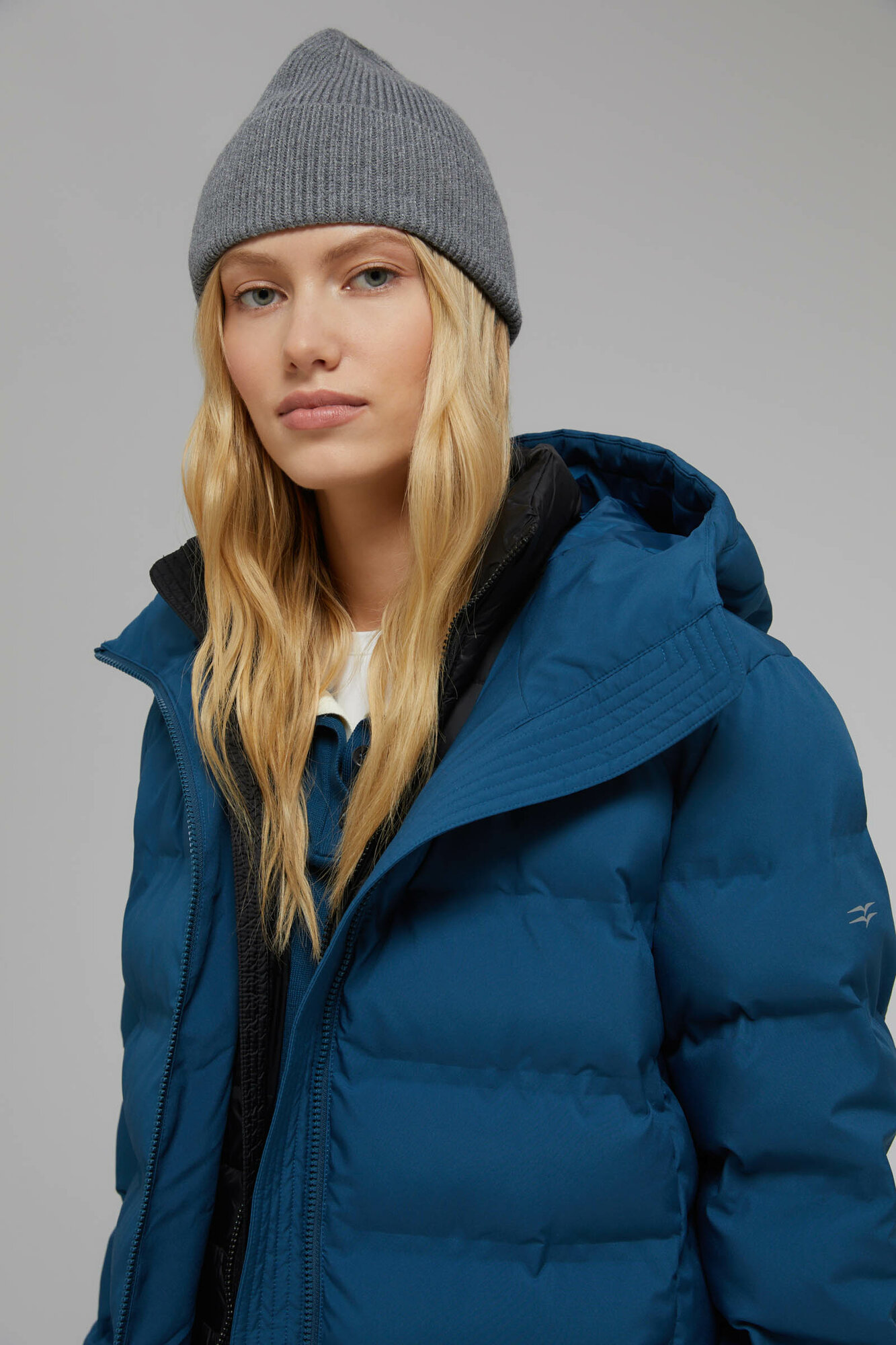 Шапка-бини с отворотом для женщин