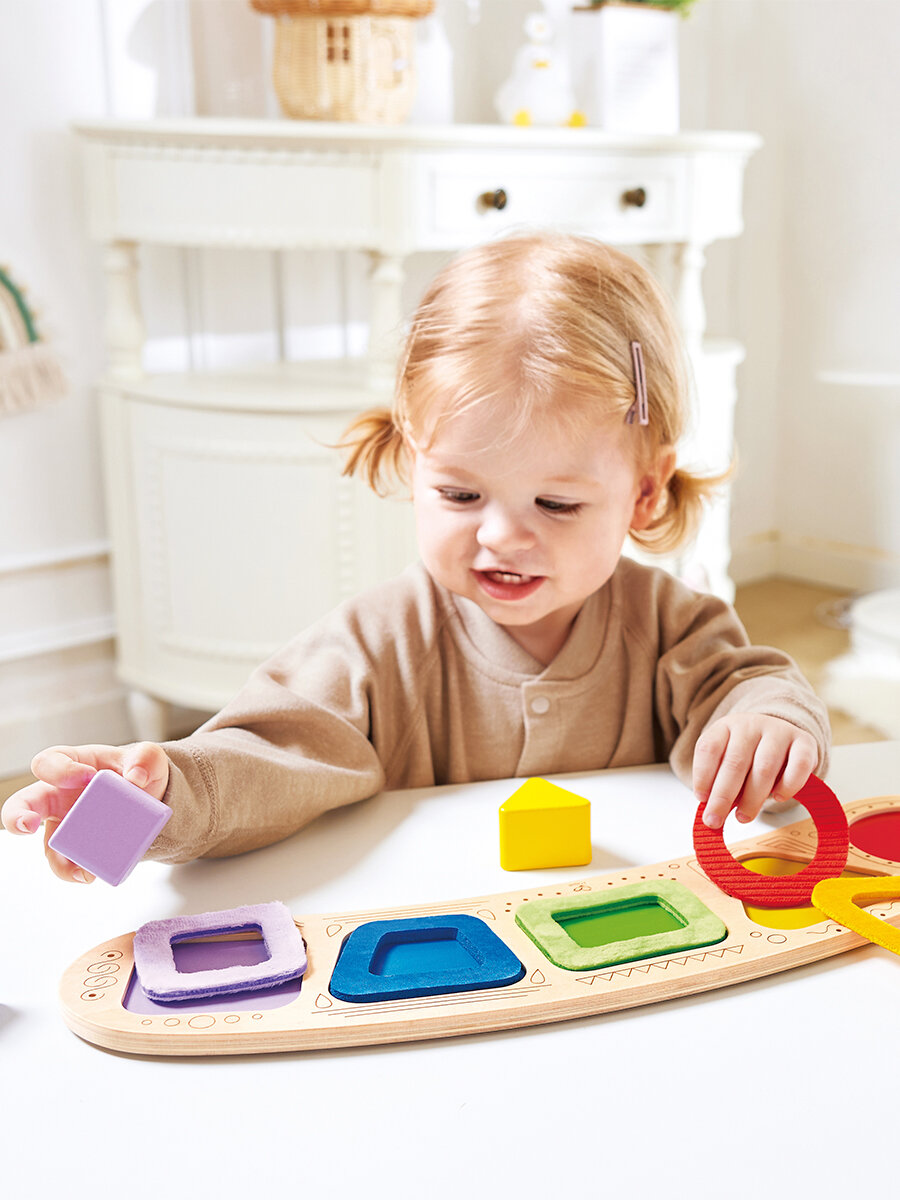 Развивающая игрушка Hape "Цвета и формы" Сортер Монтессори E1666_HP