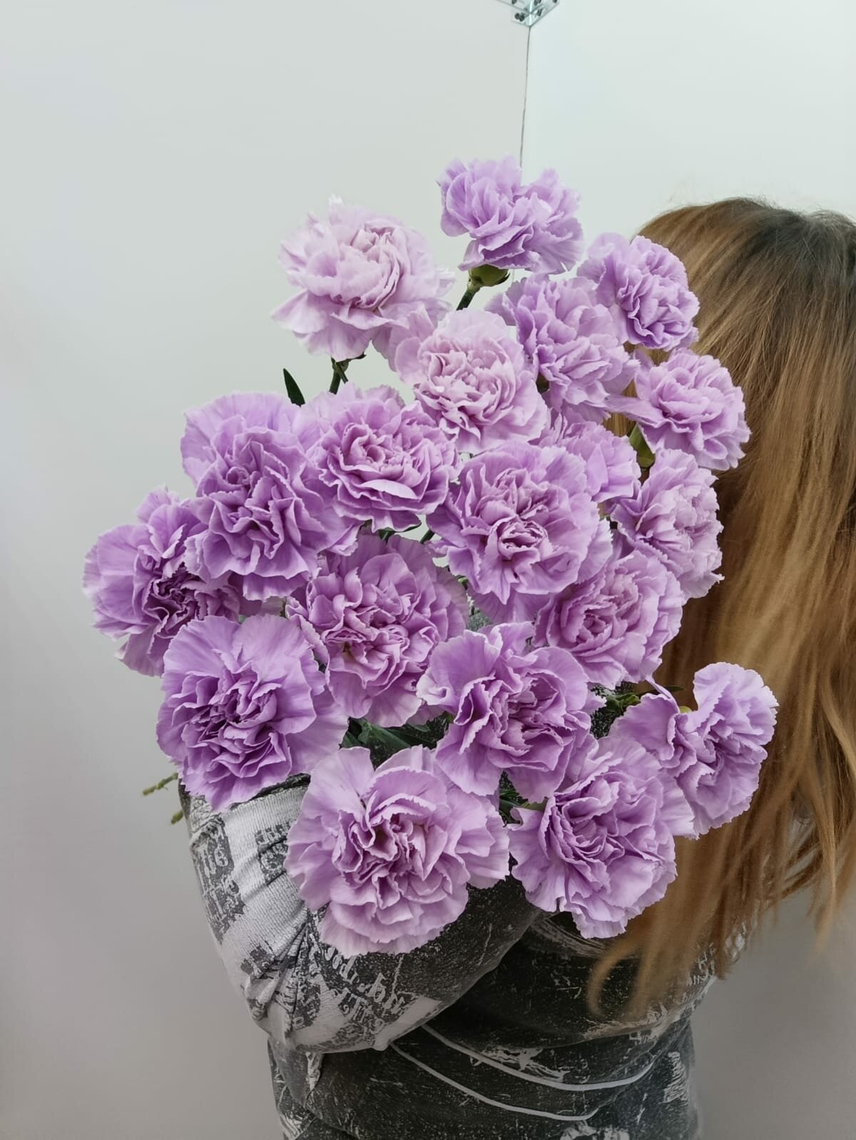 Охапка гвоздик лунных из 19 штучек под ленту для любого повода и случая