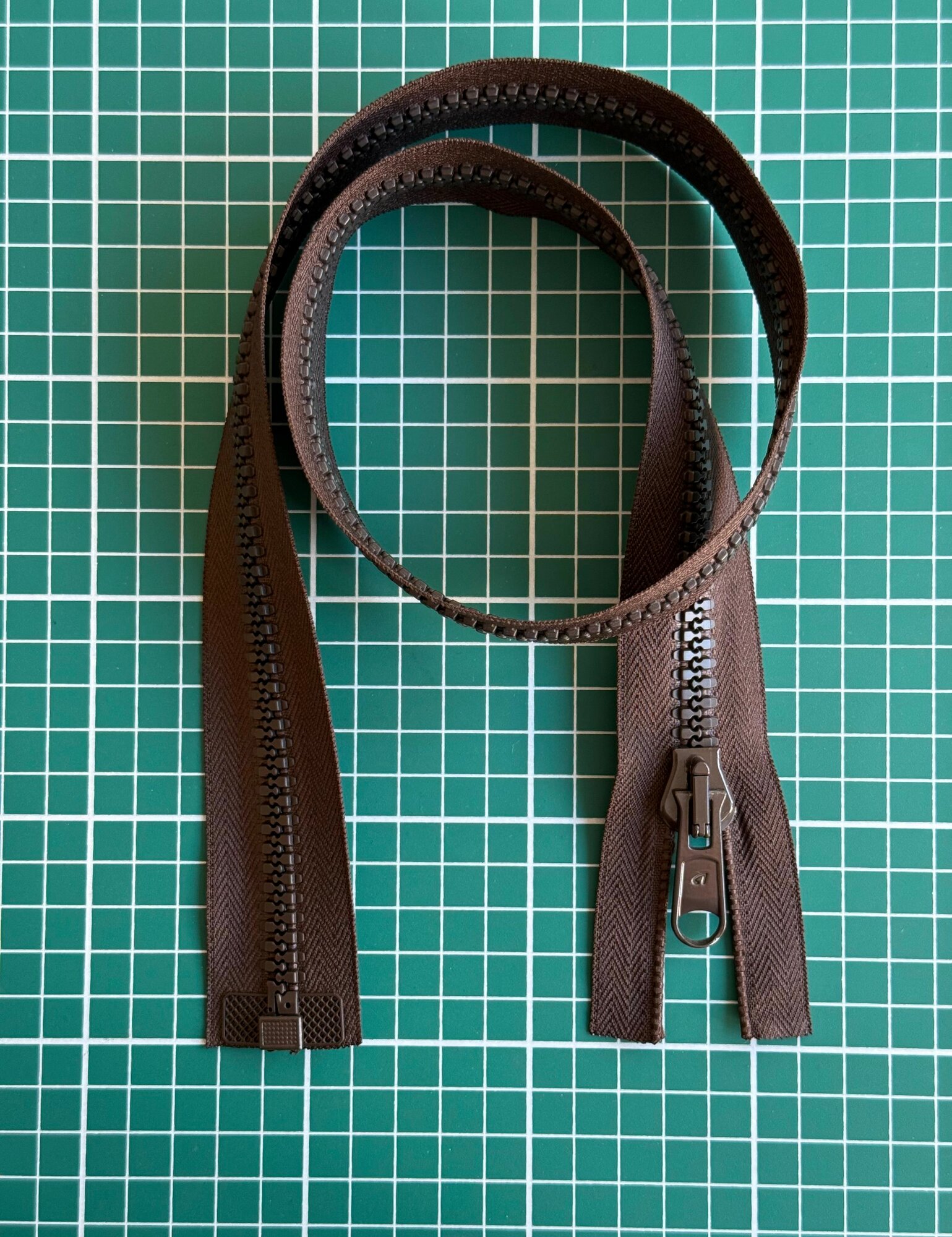 Молния Тракторная, замок автомат, цвет коричневый, 75 см, цена за 1 штуку.