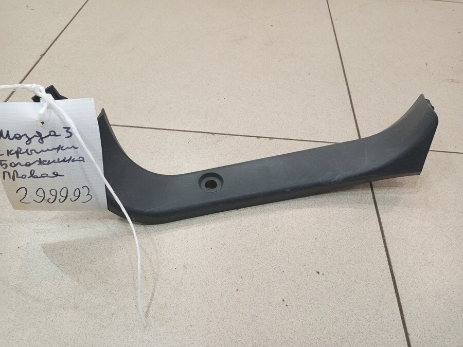 Обшивка двери багажника правая от Mazda 3 bk 2003-2009