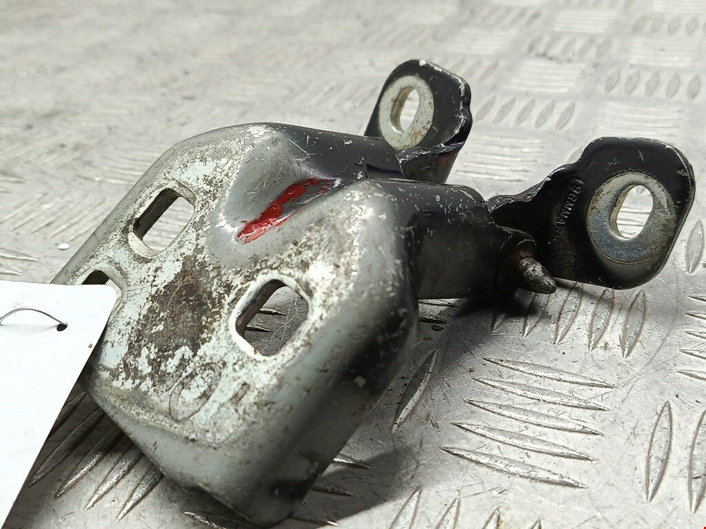 Петля двери передней правой Chrysler Voyager 4 4717208AC арт. 2271597