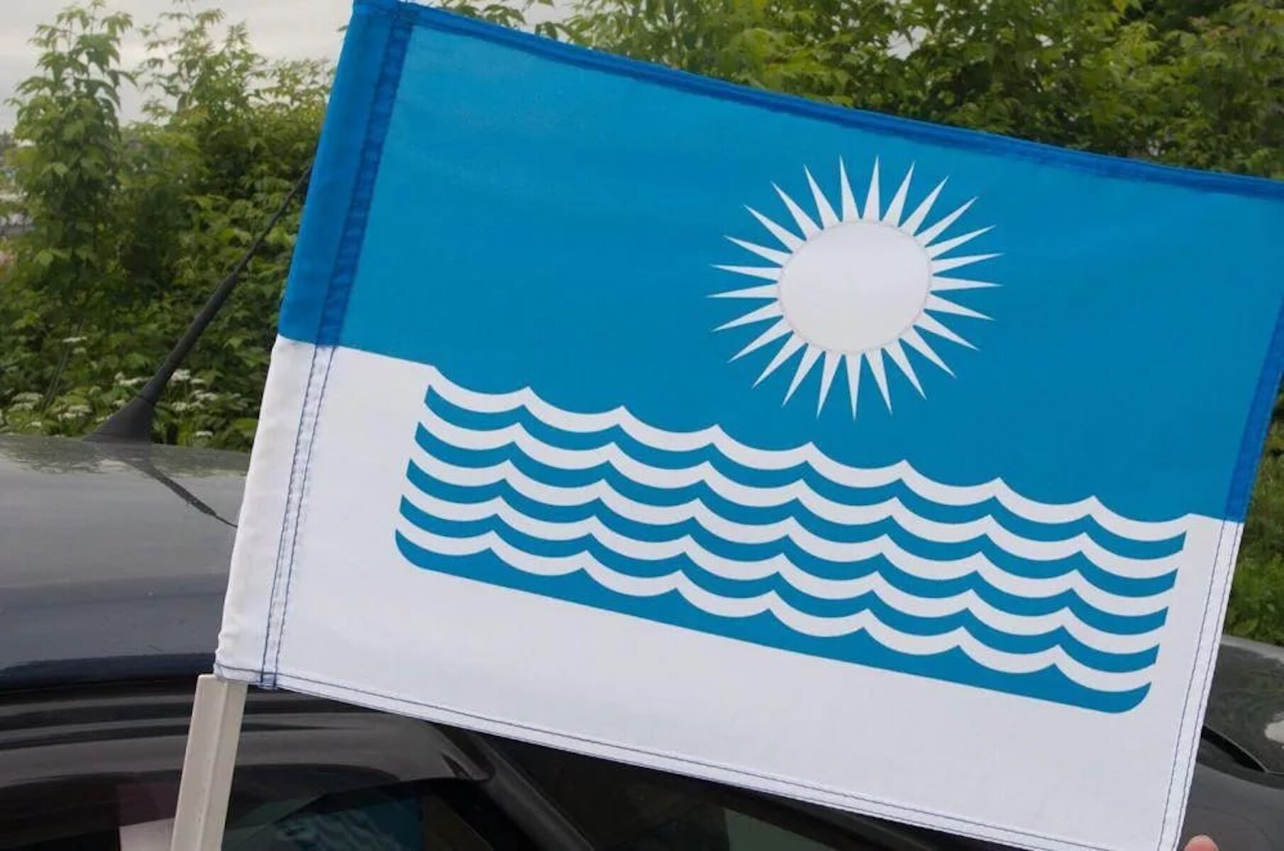 Автомобильный флаг Геленджика (Краснодарский край); размер: 30х40см; материал: полиэфирный шелк; автомобильный кронштейн