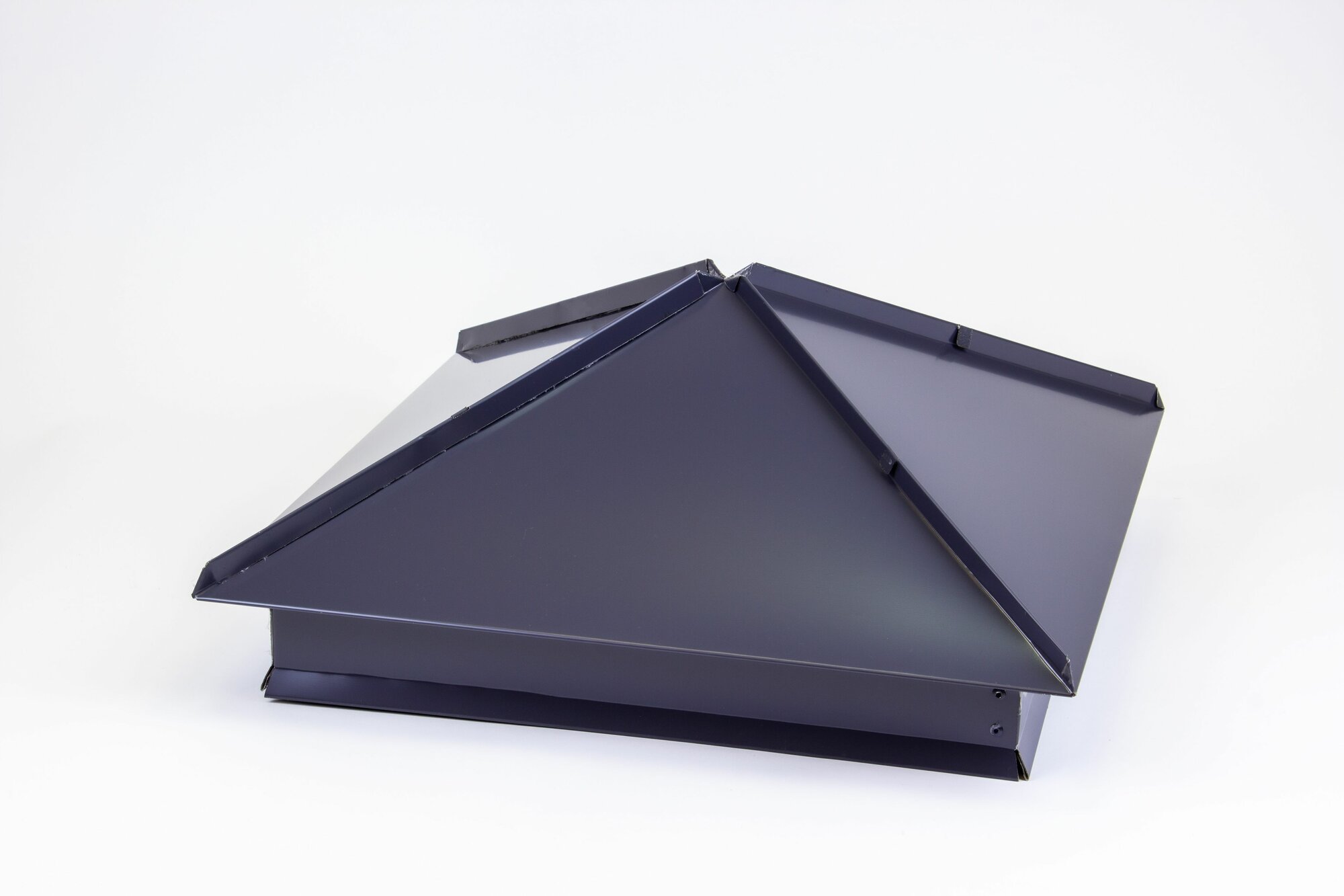 Металлический колпак на столб серый с ребром