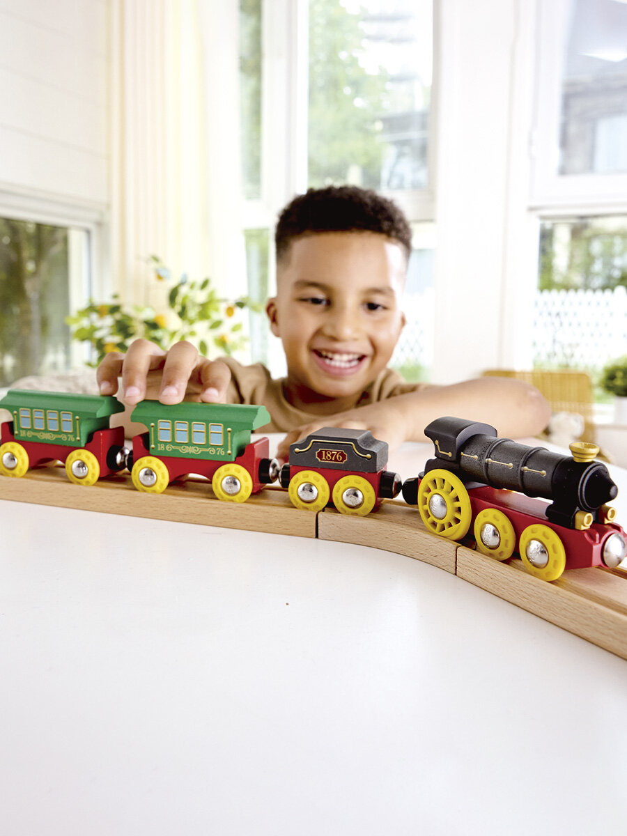 Паровоз Hape "Ретро", интерактивный, со светом и звуком, для развития воображения