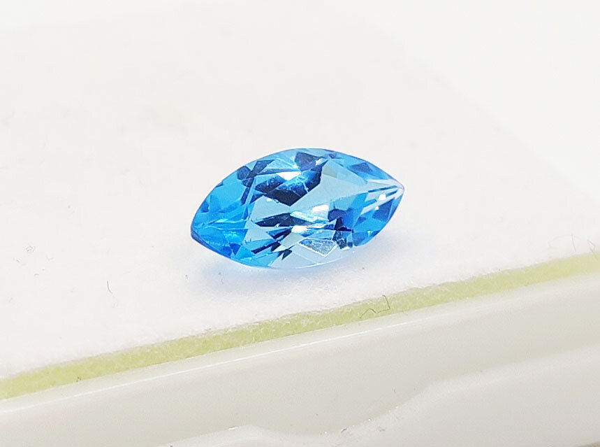 Топаз натуральный природный Swiss blue маркиз 12,0х6,0 мм 2,00кт Бразилия