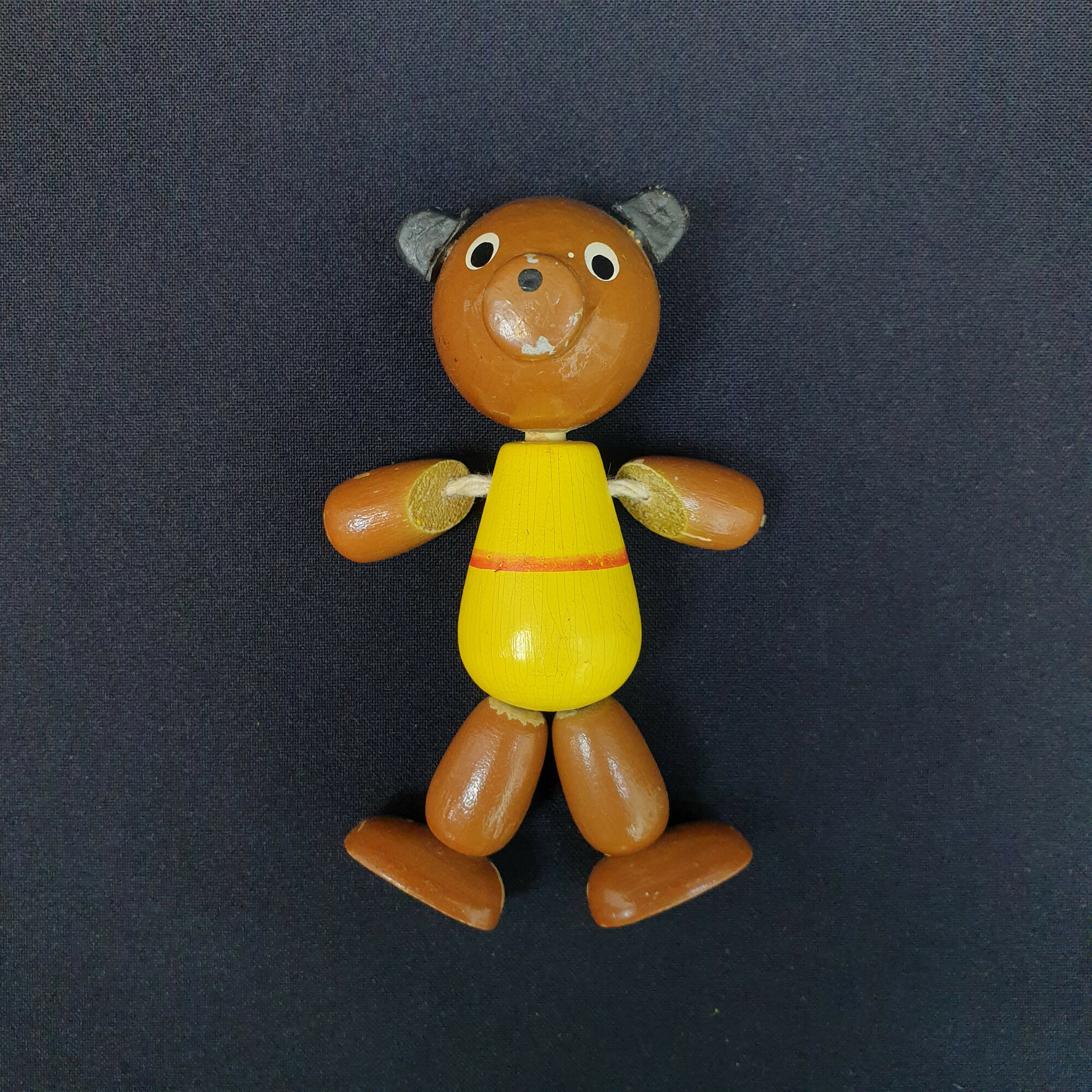 Винтажная деревянная игрушка СССР. Медвежонок на шнуровом креплении для коллекции и декора