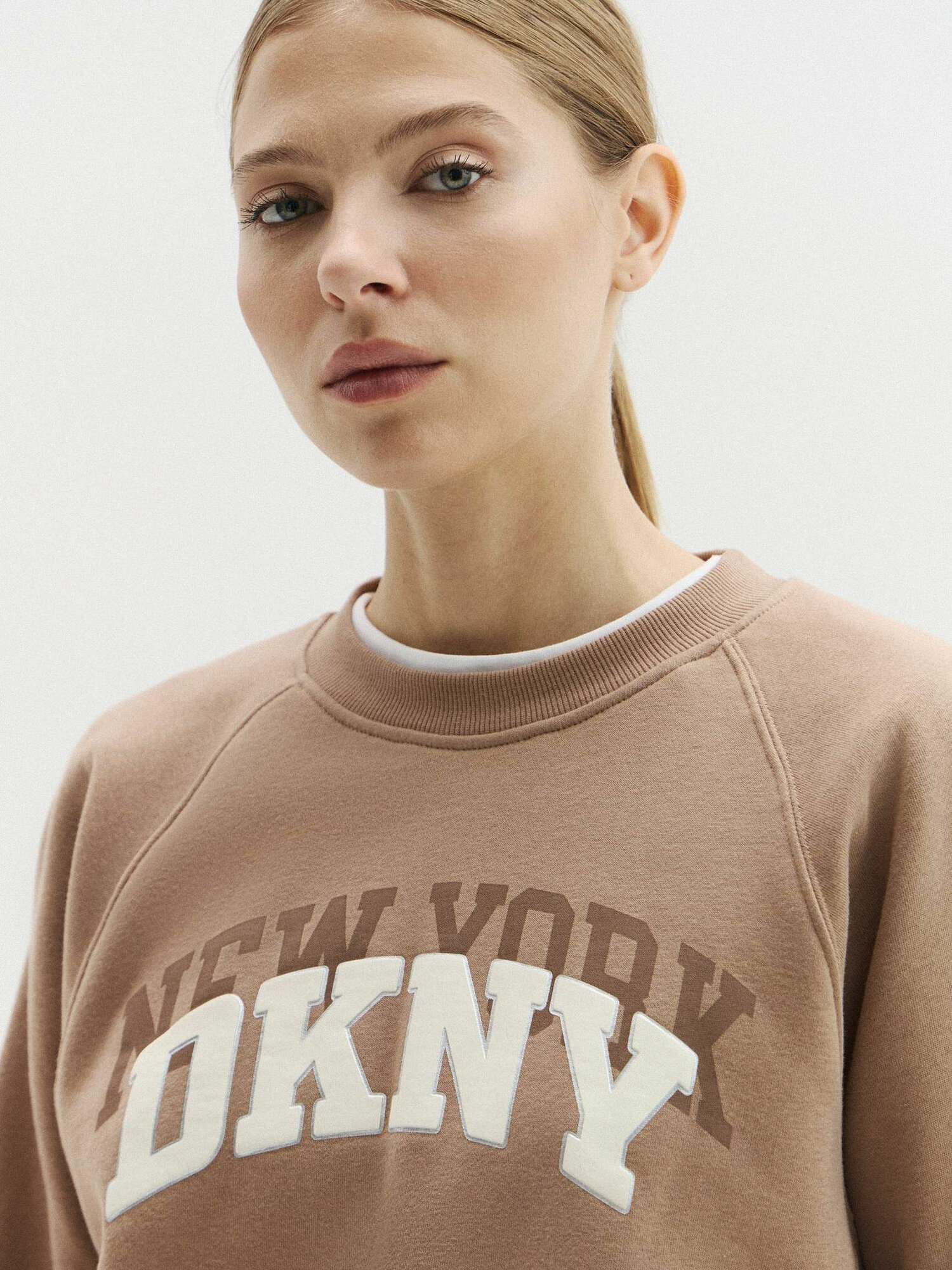 Свитшот DKNY, размер S, , коричневый — фото 1