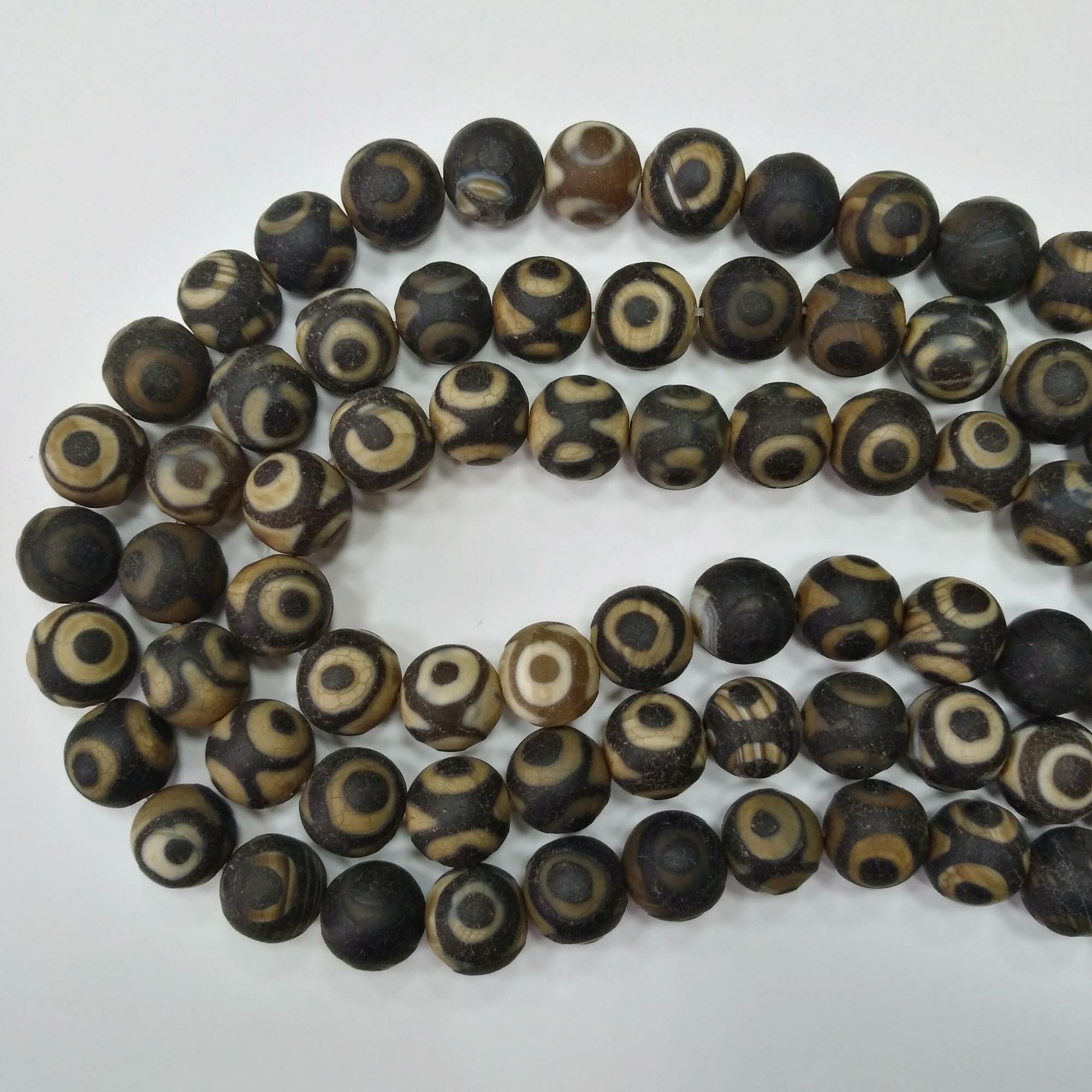 Бусины каменные агат Дзи, 3 глаза, 10мм, матовые, черные с бежевым, 34 шт, низка