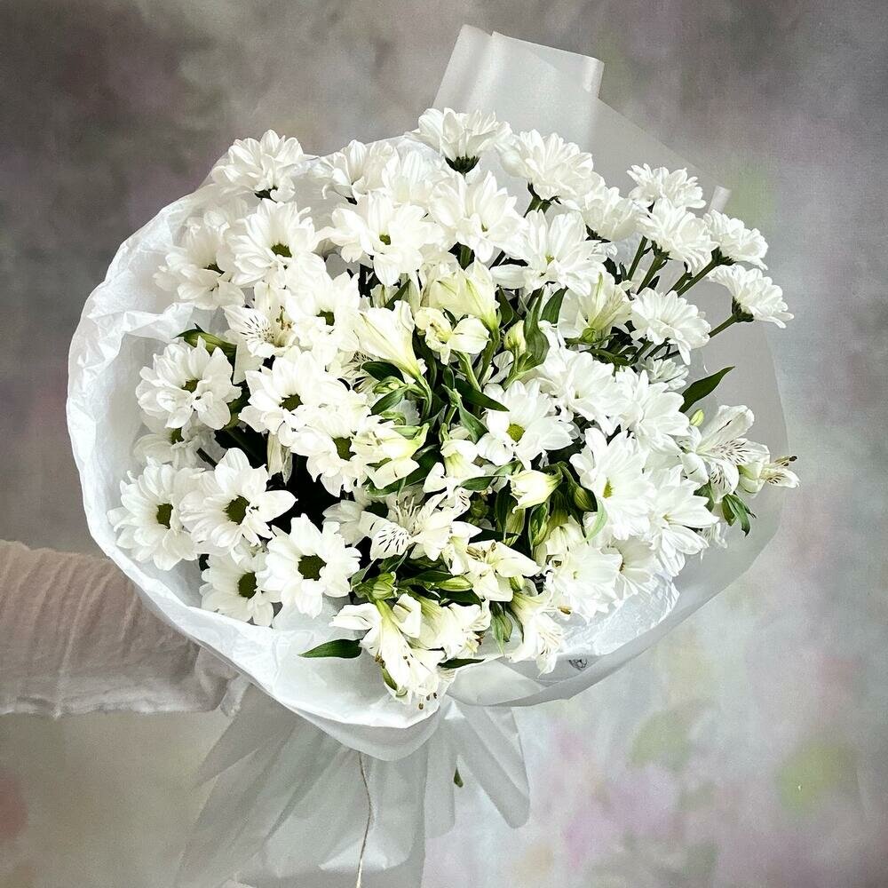 Букет из белых хризантем с альстромерией