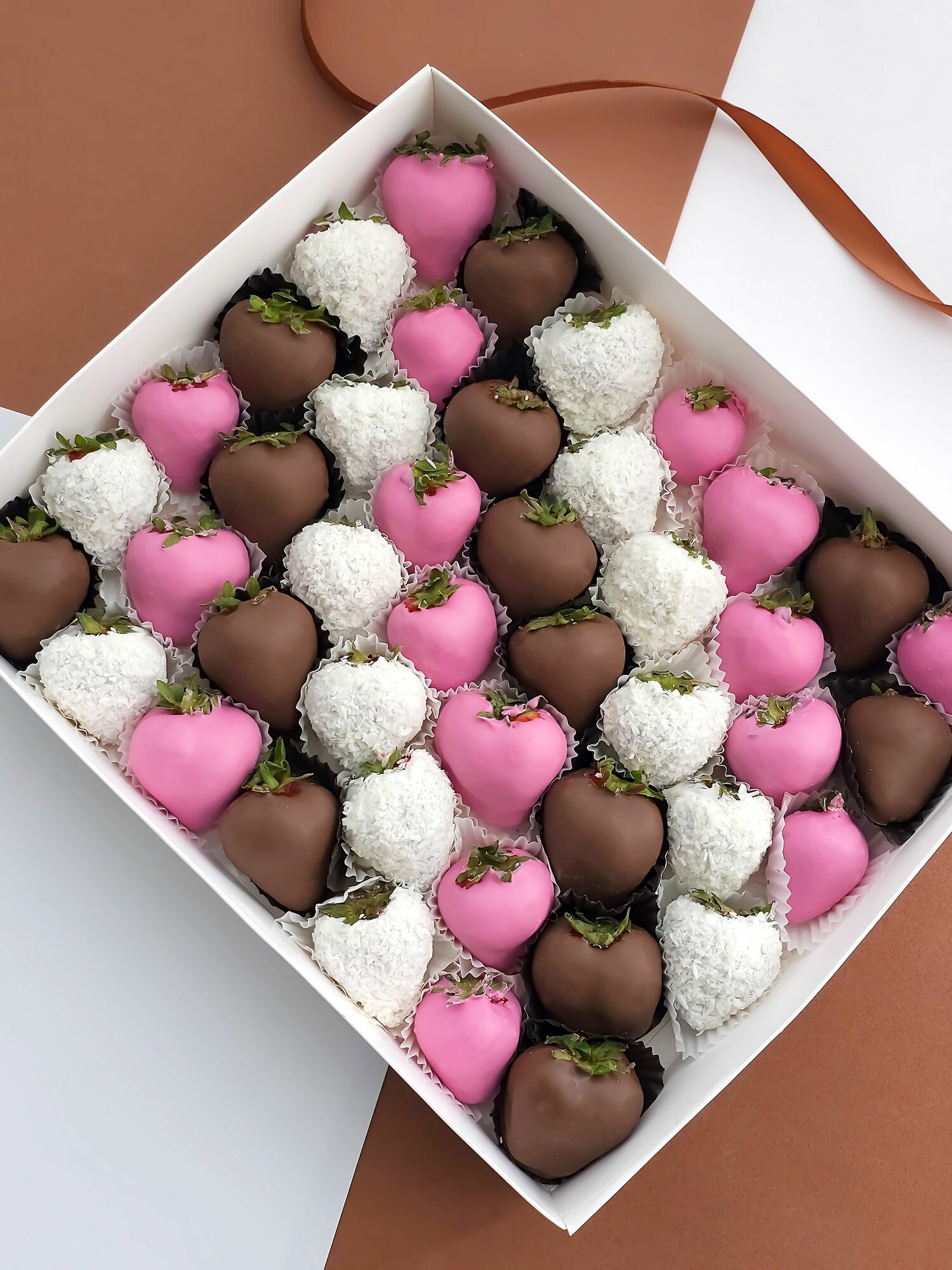 Клубника в шоколаде ( 35-50 ягод) "Сладкие моменты" подарок маме, жене на День рождения, Сладкий подарочный набор