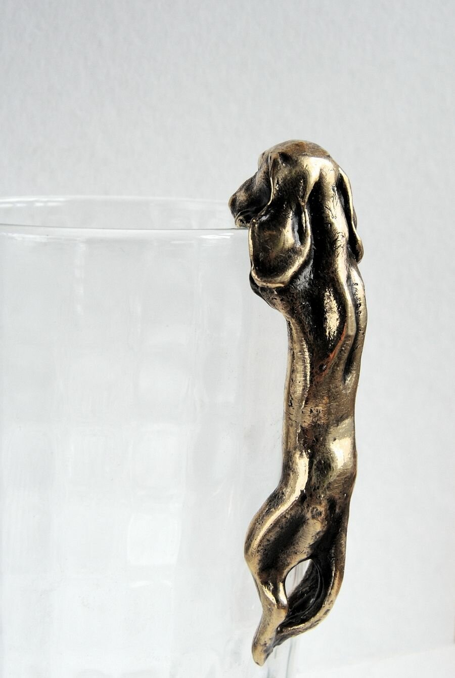 Такса висячая на стакане латунная статуэтка интерьерная для декора дома