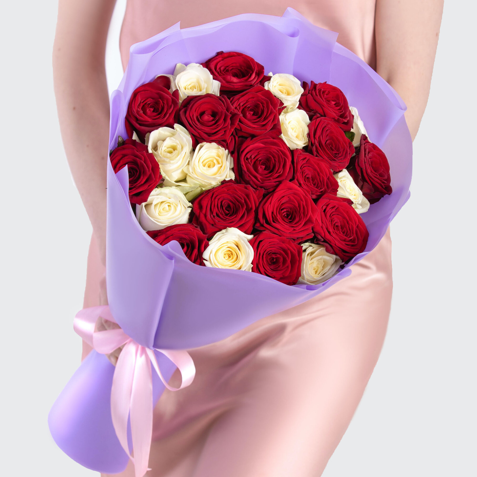 Букет Мегацвет24, 25 красных и белых роз, 50см, на стеблях, в пленке и под ленту