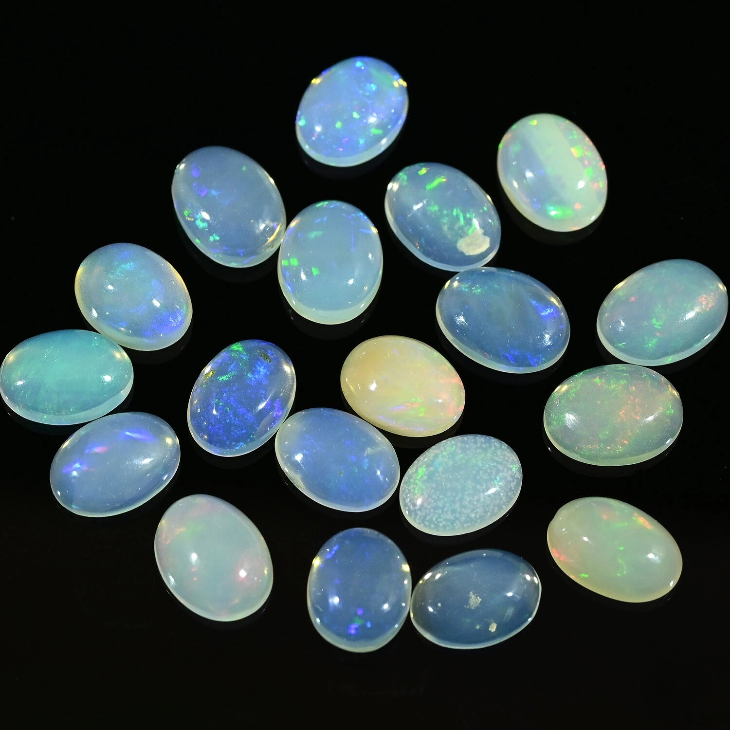 Кабошон из опала овал 6*8мм.