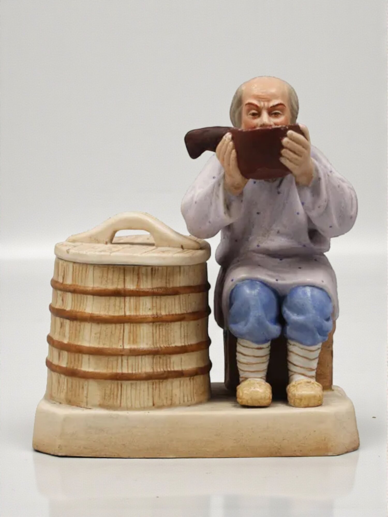 Антикварная статуэтка "Крестьянин в белой рубахе, пьющий воду из ковша", фарфор, Вербилки (бывш. Гарднер), 1927-32 гг.