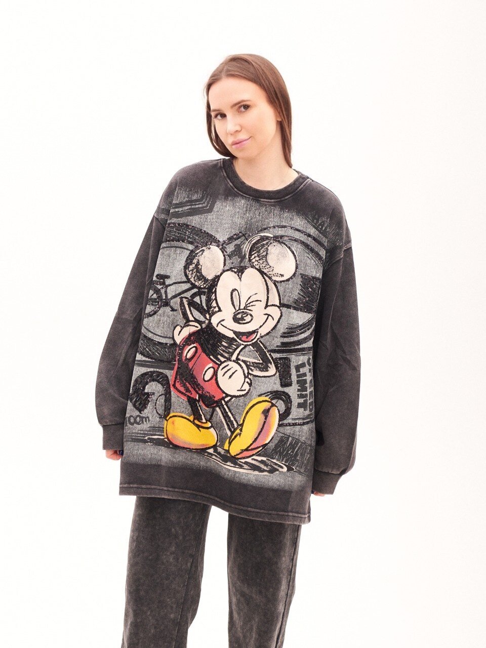 Свитшот  Свитшот oversize в черном цвете из хлопка с принтом микки маус вышитый пайетками 42-52