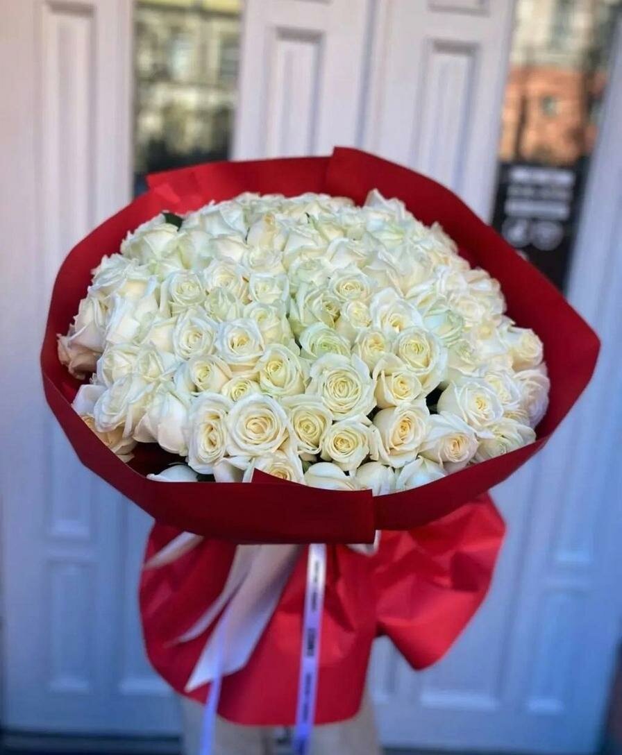 Элегантный букет из 101 белой розы для идеального подарка по любому поводу