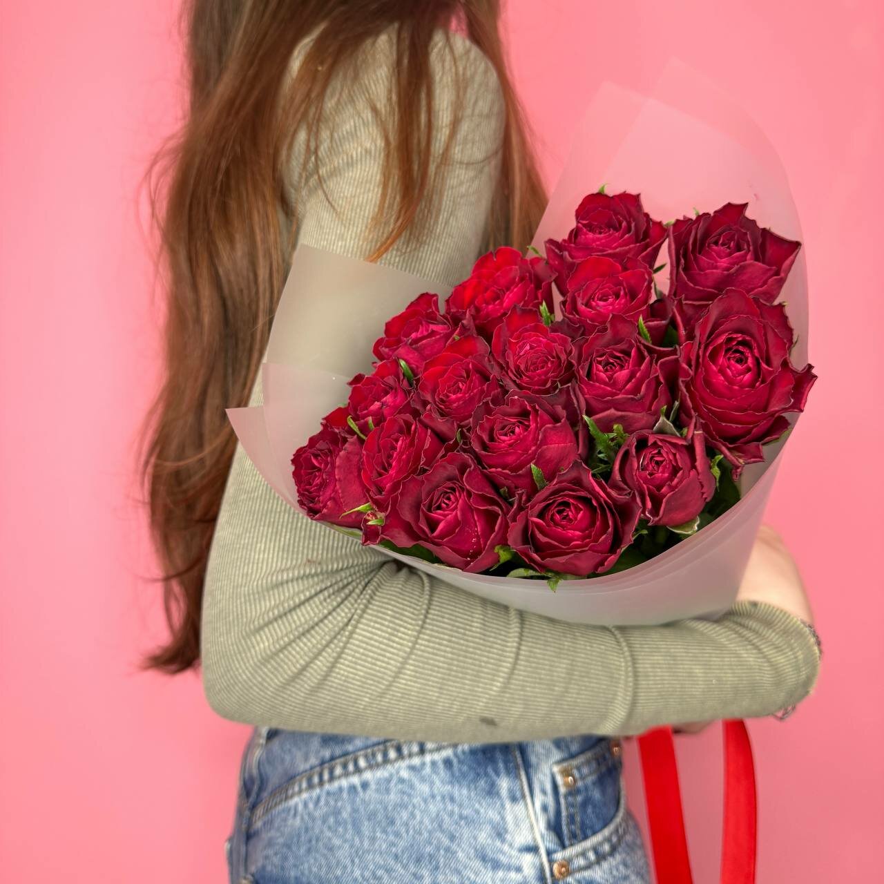 Букет JOY FLOWERS, из красно-малиновых кенийских роз, на стеблях, 15 шт