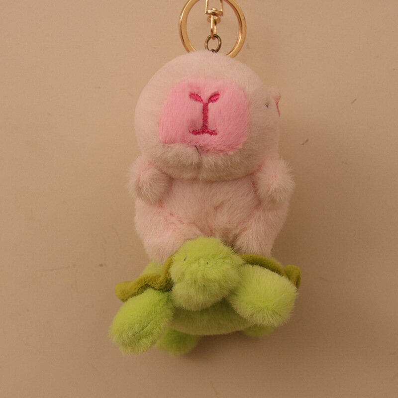 Плюшевая игрушка Capitoram с веревочкой для запуска, изображающая щенка, капибару и гуся. Также может использоваться как брелок для сумки.