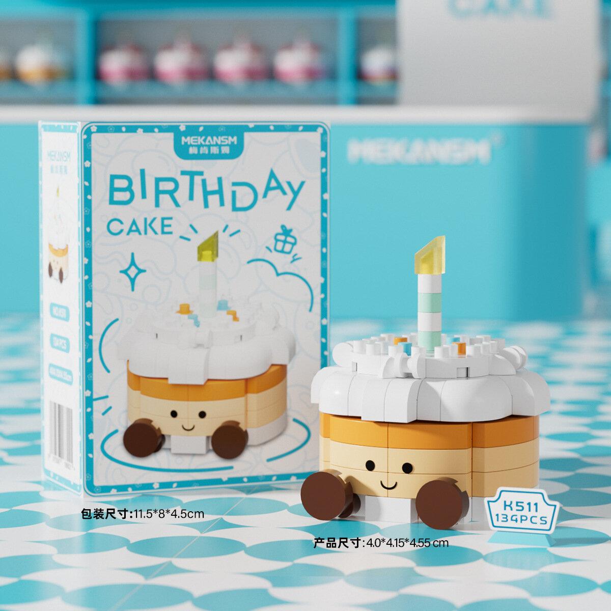 Новый тортик «Маккензи» — милое украшение для рабочего стола, выполненное из крошечных строительных блоков и украшенное изображением шоколадного торта.