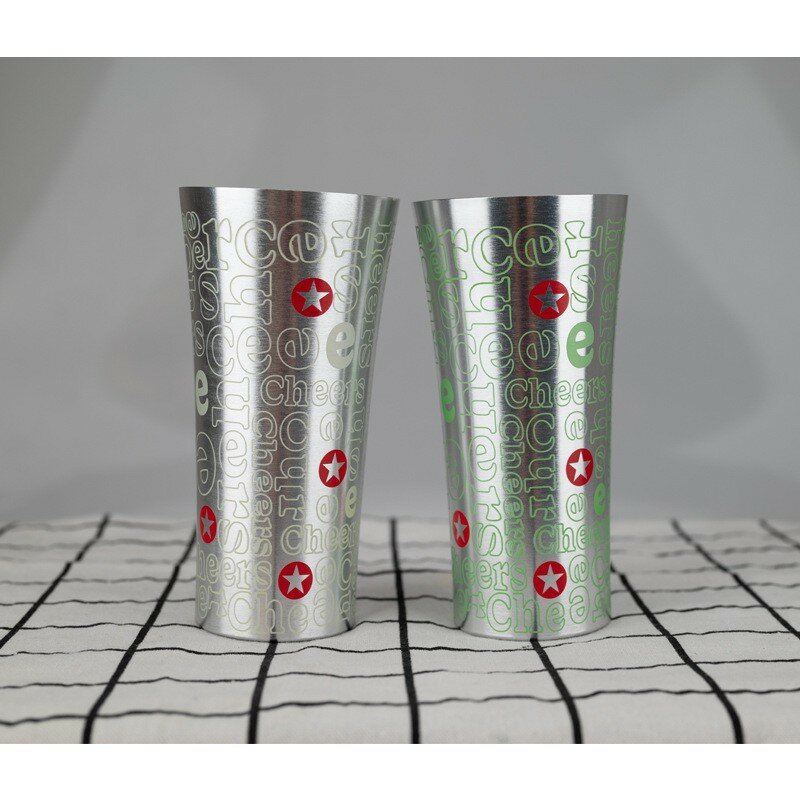 Красный цвет Coca-Cola обесцвечивает алюминиевую чашку, когда холодное изменение цвета Маленькая звездочка на талии