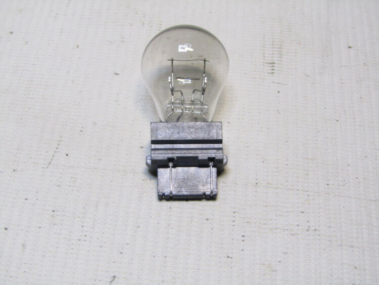 Лампа P27/7W 12V 3057K 94535564 A8 SYLVANIA стоп сигнала заднего фонаря Шевроле Круз