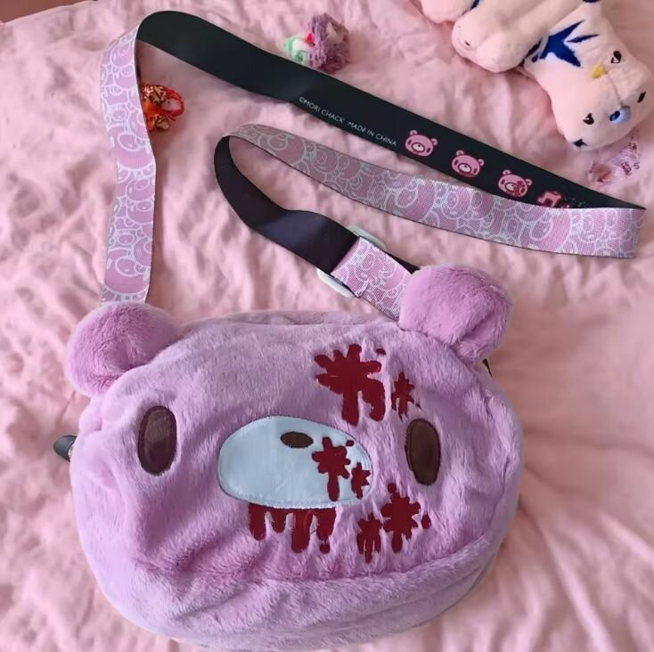 Груми Беар (Gloomy Bear) плюшевая сумка-кроссбоди розовая, милая с деталями "кровавые брызги", уникальный выбор для фанатов.