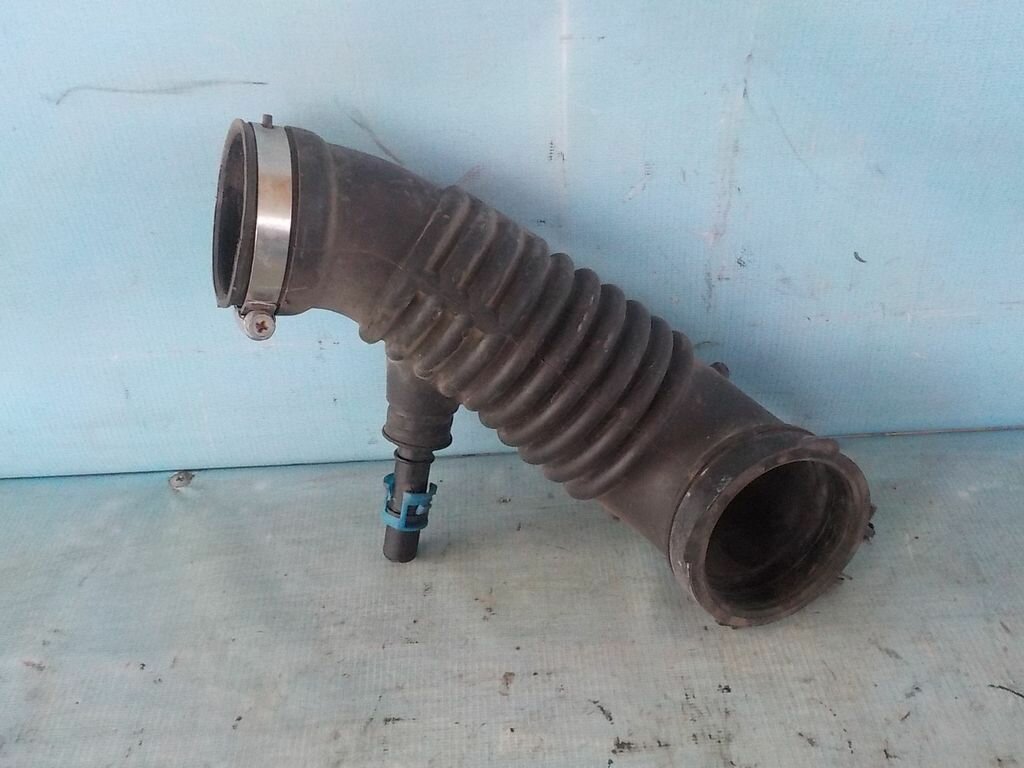 Патрубок воздушного фильтра MAZDA CX-7 2007-2012 L33E13220 - Б/У
